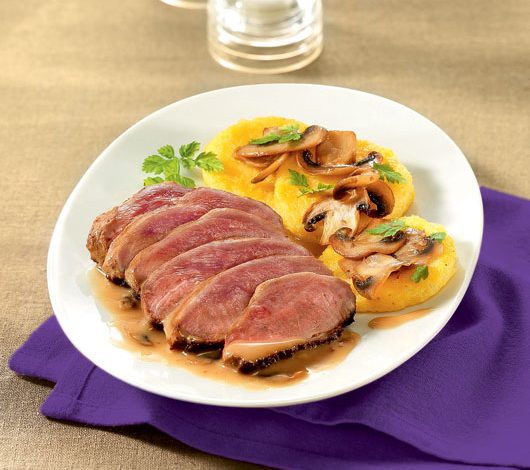 Filet de canard mariné aux cèpes, Galettes de polenta roties et Poêlée ...