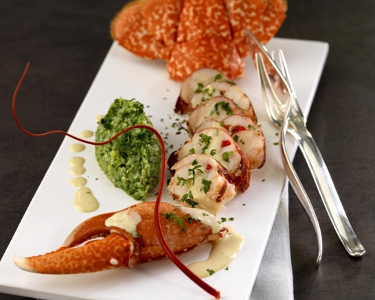 Homard entier sauce froide coraillée, caviar de haricots verts | A Vos ...