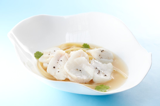 Effeuillé de Skrei de Norvège et bouillon de citronnelle | A Vos Assiettes