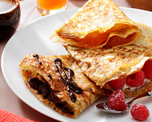 Crêpes nature aux œufs, mais aussi aux fruits rouges et crème chantilly ...