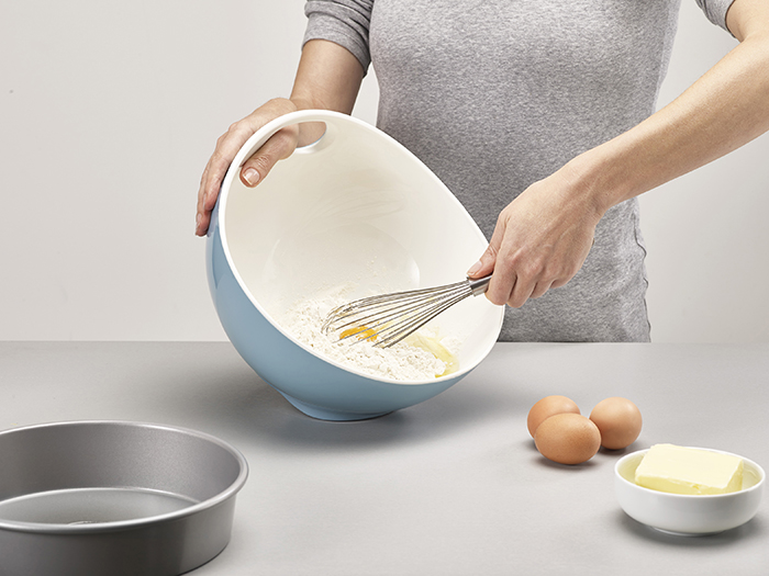 TILT™ le saladier ergonomique par Joseph® Joseph | A Vos Assiettes