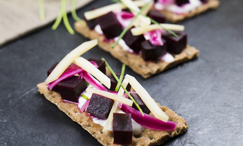 Croquant céréales, Emmental de Savoie IGP, betteraves rouges, pickles d ...