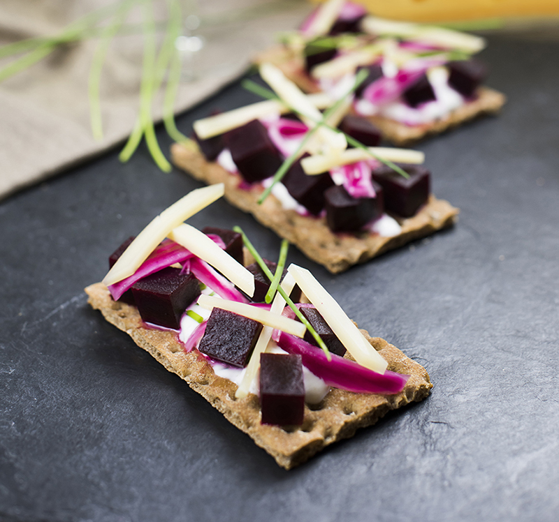 Croquant céréales, Emmental de Savoie IGP, betteraves rouges, pickles d ...