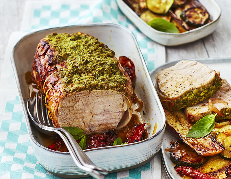 Rôti de veau au pesto roquette-basilic, légumes d’été braisés | A Vos ...