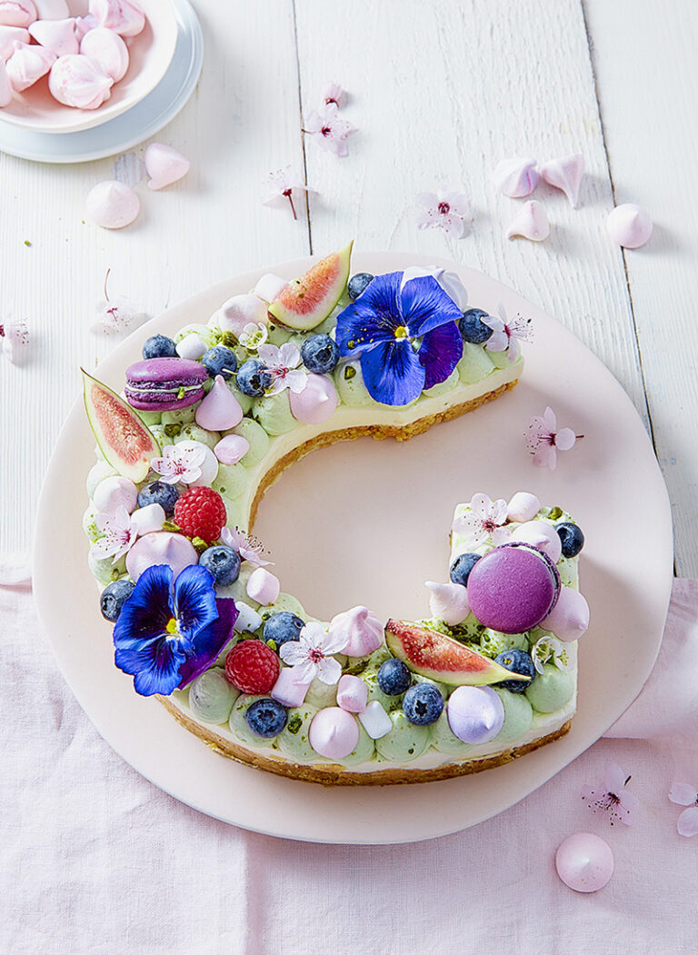 Alphabet cake aux fruits rouges et fleurs comestibles | A Vos Assiettes
