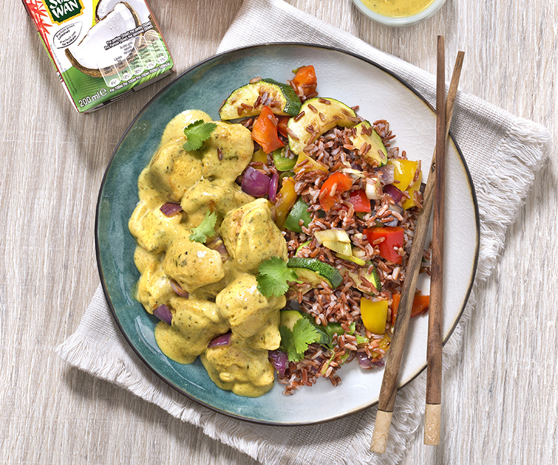 Poulet au curry, riz rouge et légumes d’été | A Vos Assiettes