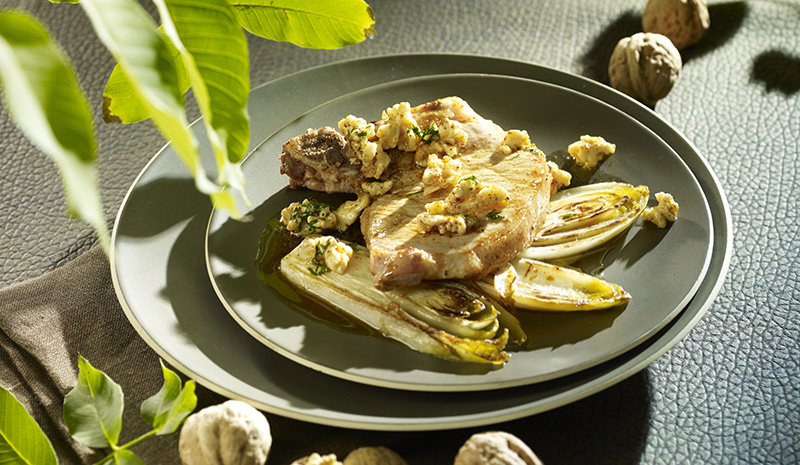 Côtes de porc aux noix, endives caramélisées | A Vos Assiettes