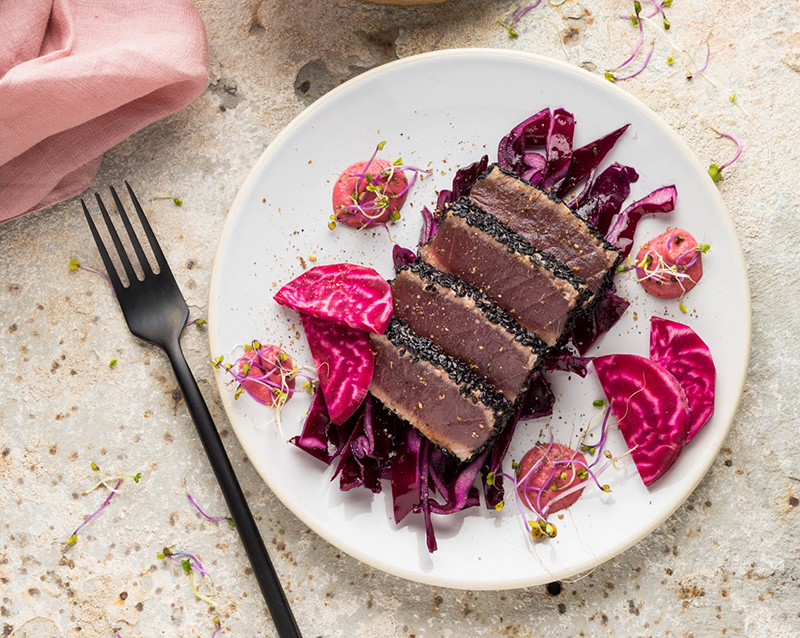 Thon rouge snacké au sésame noir, salade de chou rouge et houmous de ...