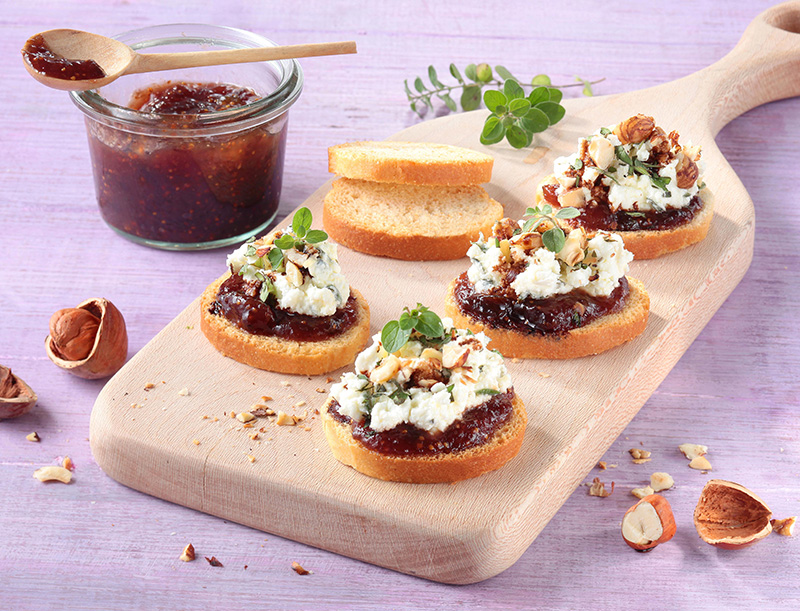 Mini toasts Tipiak au chutney de figues, chèvre frais et noisettes ...