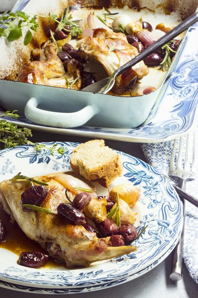 Lapin rôti à la maltaise aux olives, au romarin et à l'ail | A Vos ...