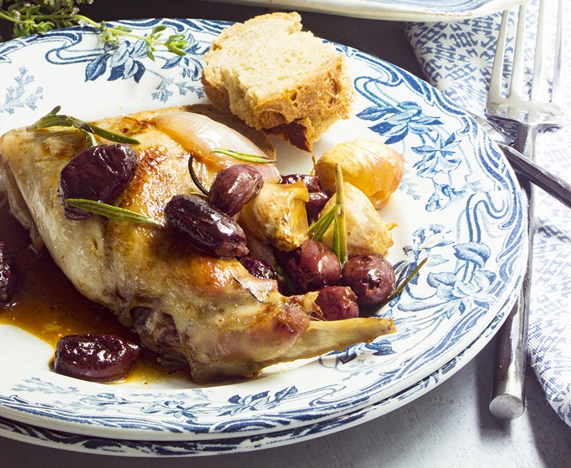 Lapin rôti à la maltaise aux olives, au romarin et à l'ail | A Vos ...