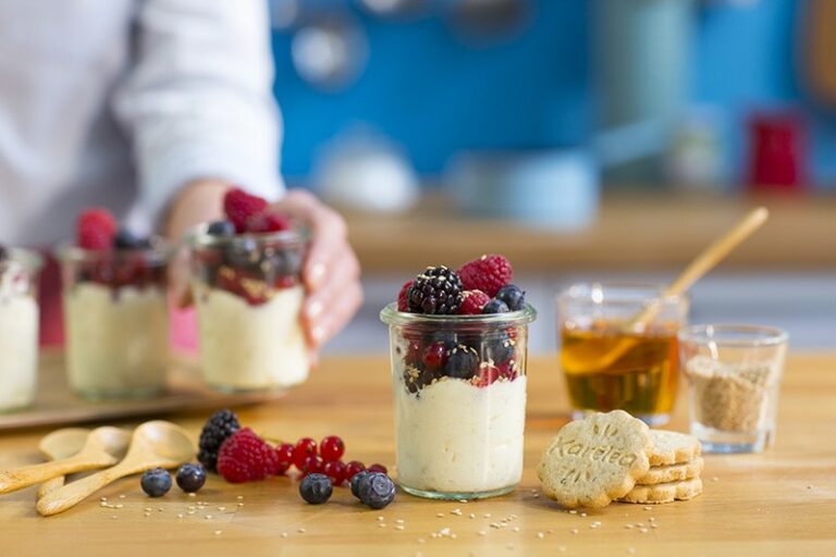 Verrines de mousse de yaourt aux fruits rouges | A Vos Assiettes