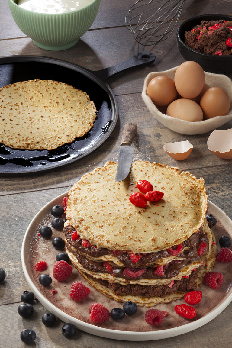 Gâteau de crêpes au chocolat et fruits rouges