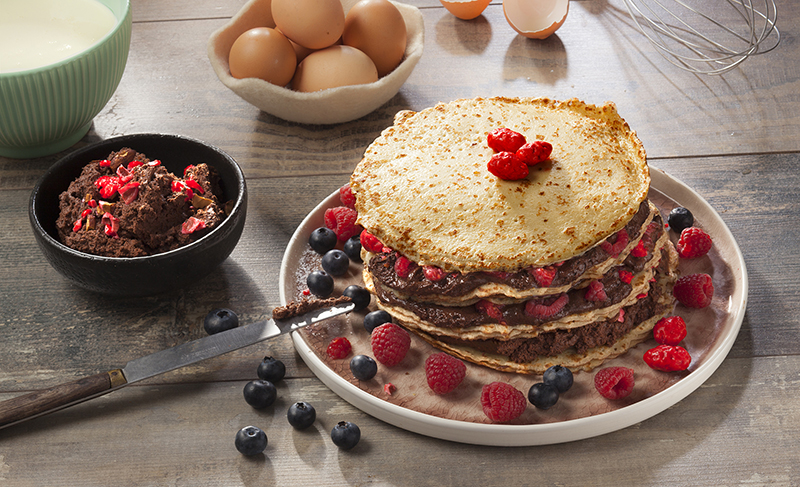 Gâteau de crêpes au chocolat et fruits rouges