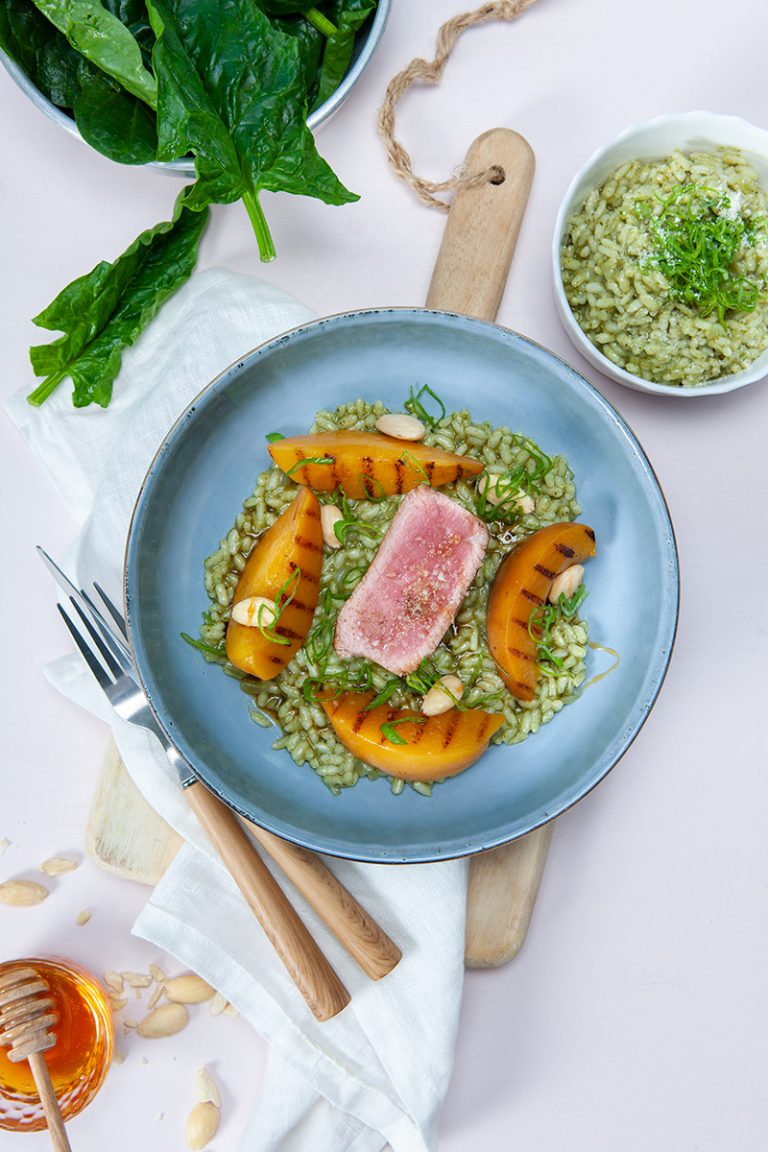 Médaillon de veau aux pêches grillées et amandes, risotto vert | A Vos ...
