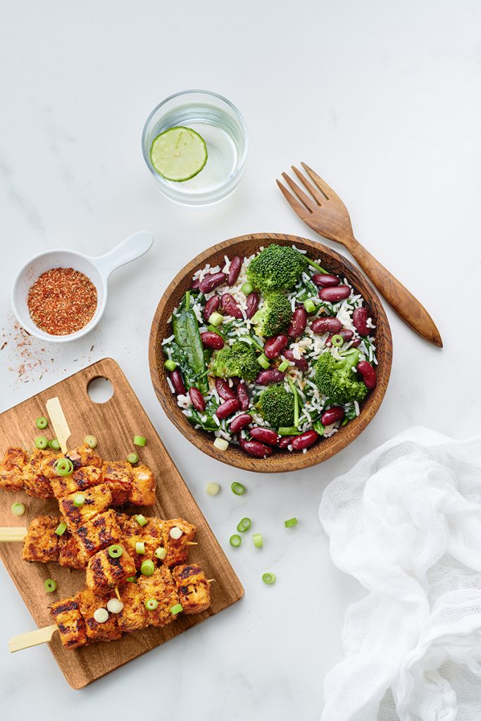 Riz sauté haricots rouges brocolis et pousses d’épinard, brochettes de ...