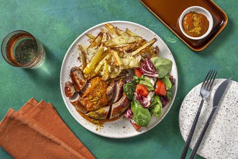 Curry wurst berlinoise, avec des frites au cheddar et une sauce maison ...