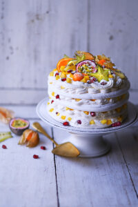 Pavlova aux fruits exotiques et chantilly au yuzu | A Vos Assiettes