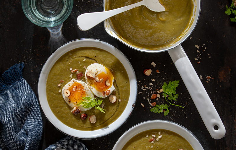 Velouté aux verts de poireaux, œuf mollet et noisettes | A Vos Assiettes