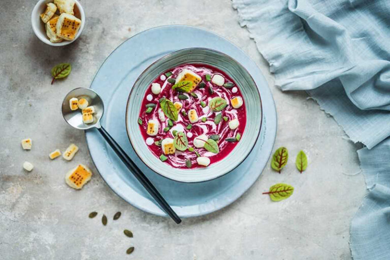 Crème de betterave rouge, sauce yaourt et croûtes de Parmigiano ...