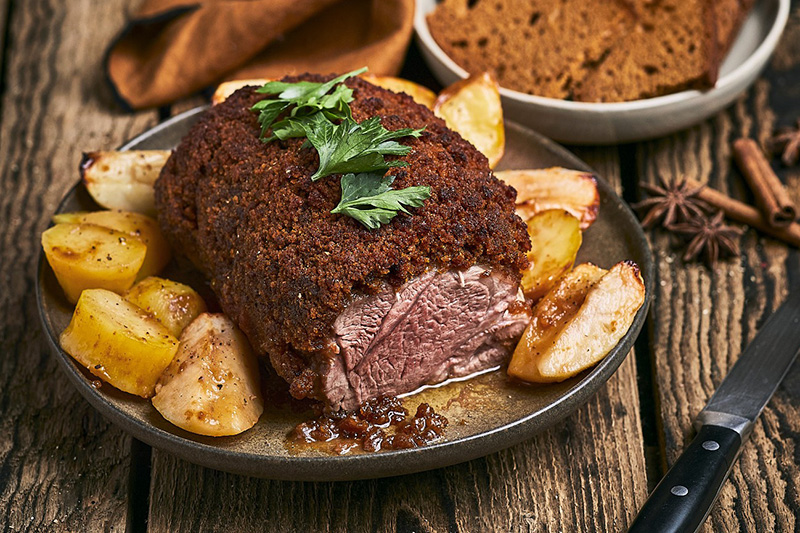 Rôti d’agneau en croûte de pain d’épices, pommes et pommes de terre ...