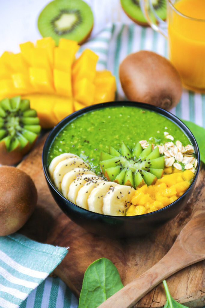 Smoothie bowl vitaminé au kiwi de France, banane et mangue | A Vos ...