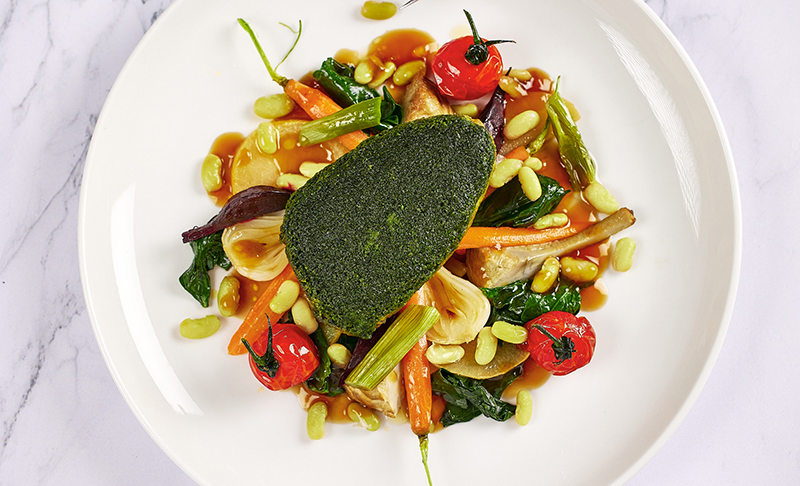 Suprême rôti en croûte d’herbes, légumes sautés | A Vos Assiettes